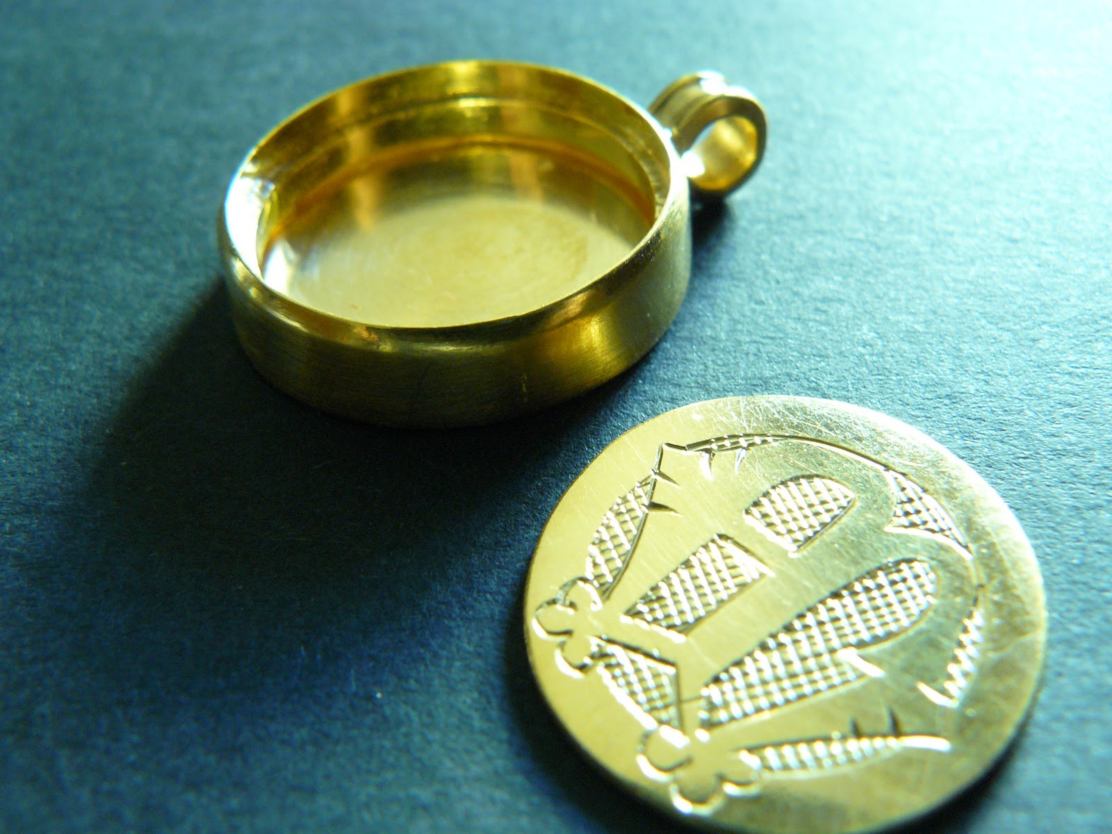 e l i g i u s: Round reliquary