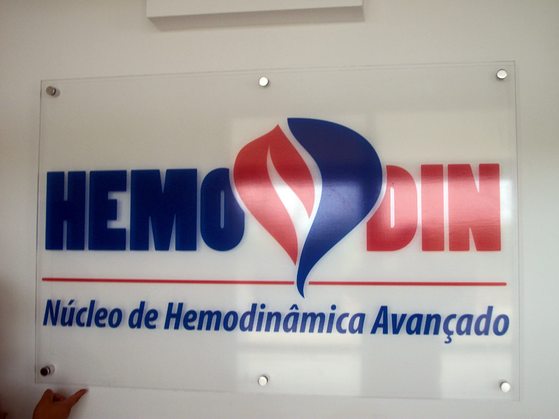 DRD Sign Solution: Placa em Acrílico com Prolongadores Cromados