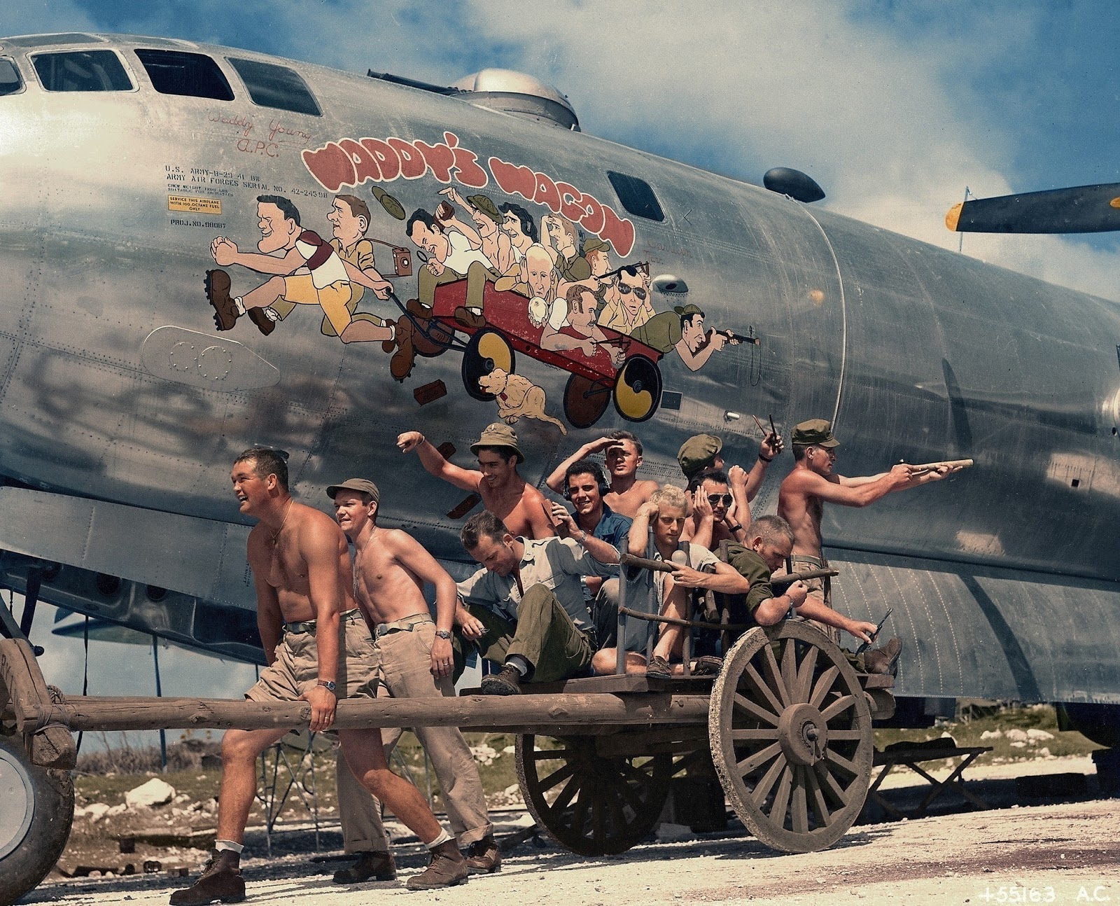 50 Color Vintage Photographs That Capture Amazing Nose Art Painted on ...