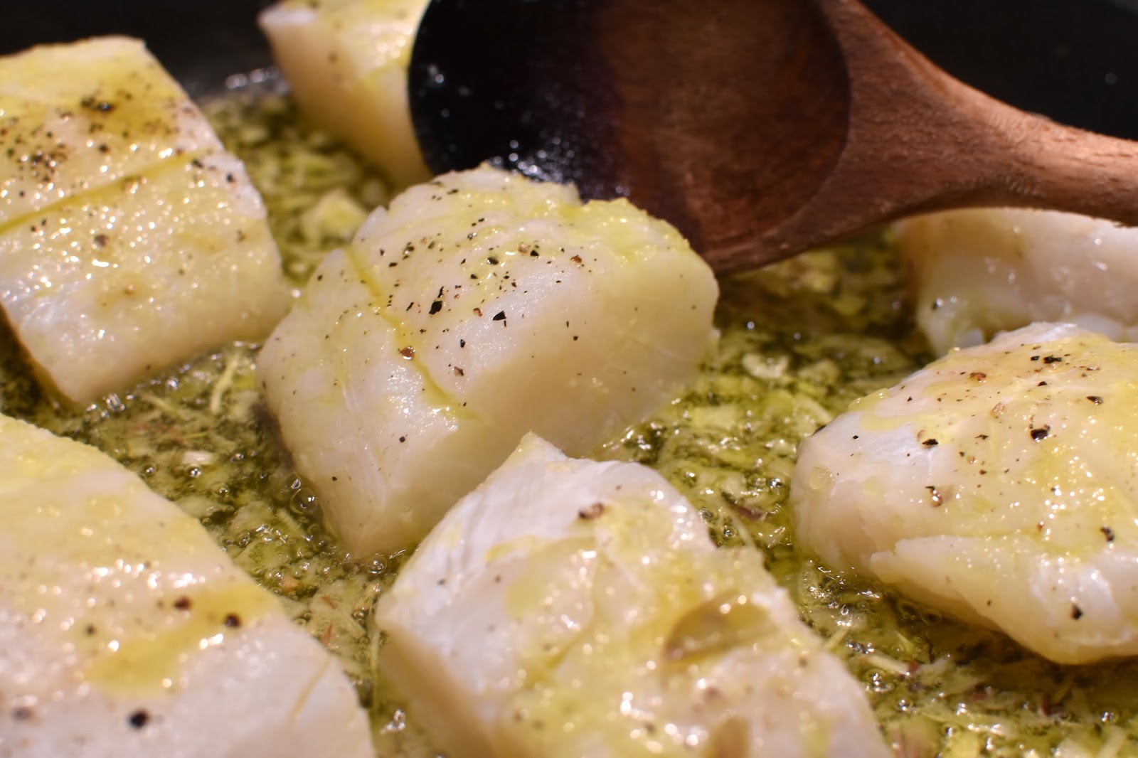 Læknirinn í eldhúsinu : Dásamlegur saltfiskur í hvítlaukstómatsósu með ...