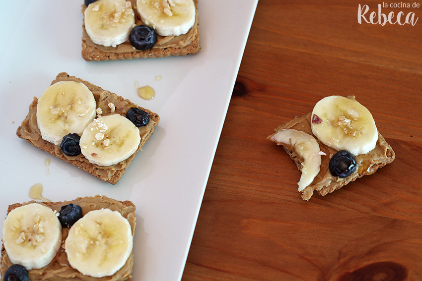 La cocina de Rebeca: Galletas con fruta y mantequilla de cacahuete