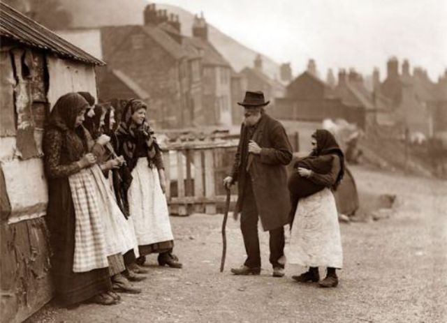 30 Vintage Photographs of Fisher People Around the Small North ...