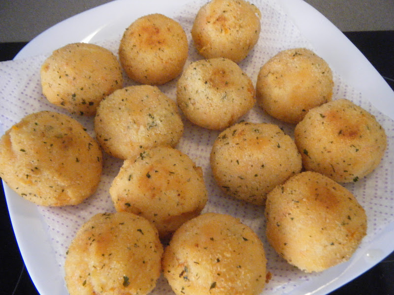 Tomillo, laurel y otras cosas de comer.: BOLAS DE PAPAS CON ATÚN