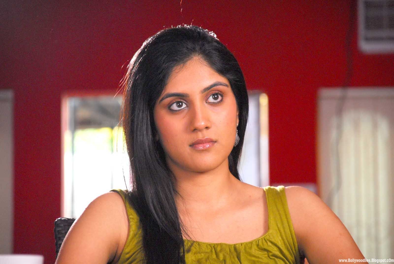 B-Town: Chinni Chinni Aasa Movie Latest Stills Gallery