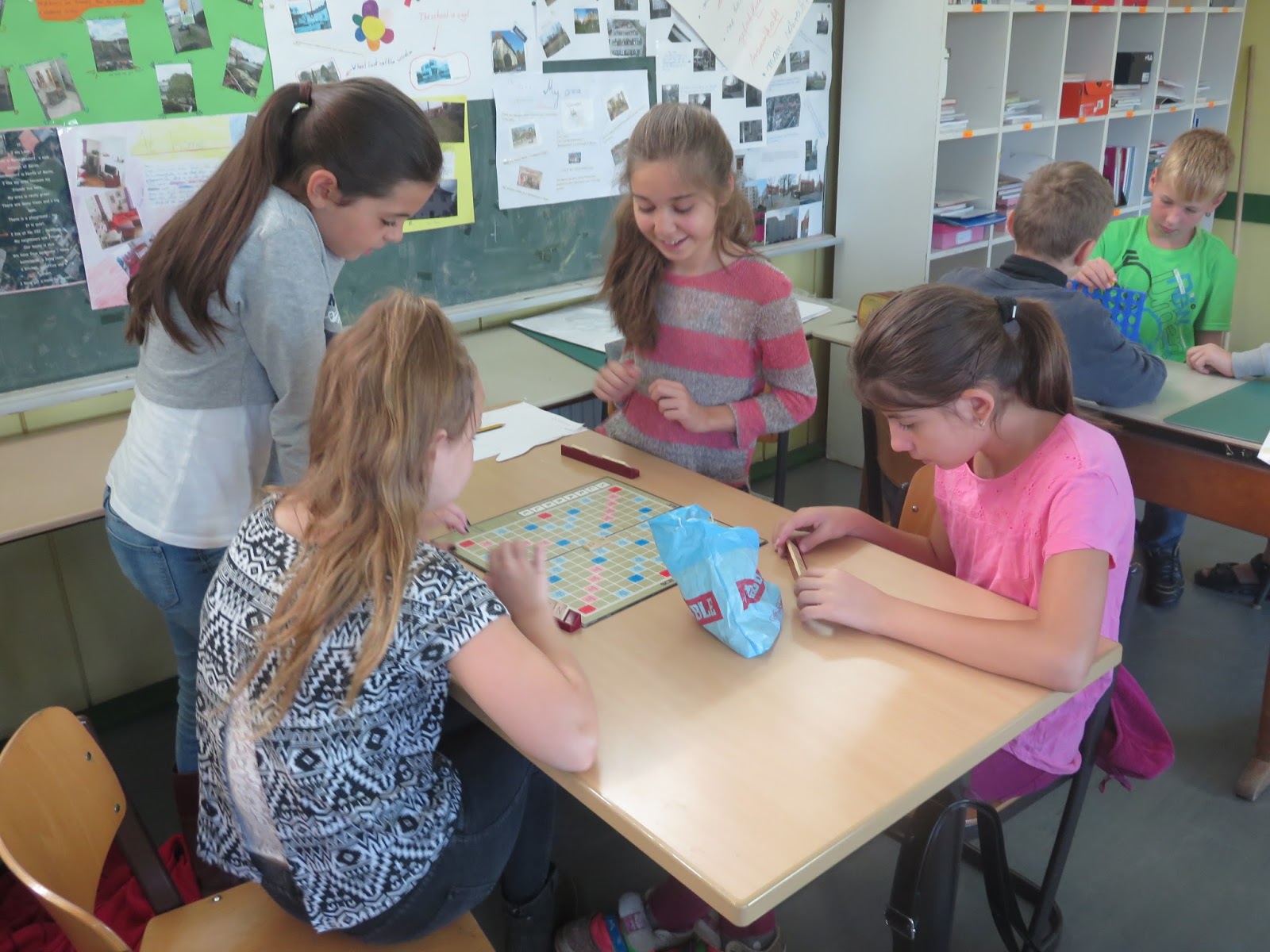 Stromkasten-Styling: Schablonen über Schablonen am zweiten Tag in der ...