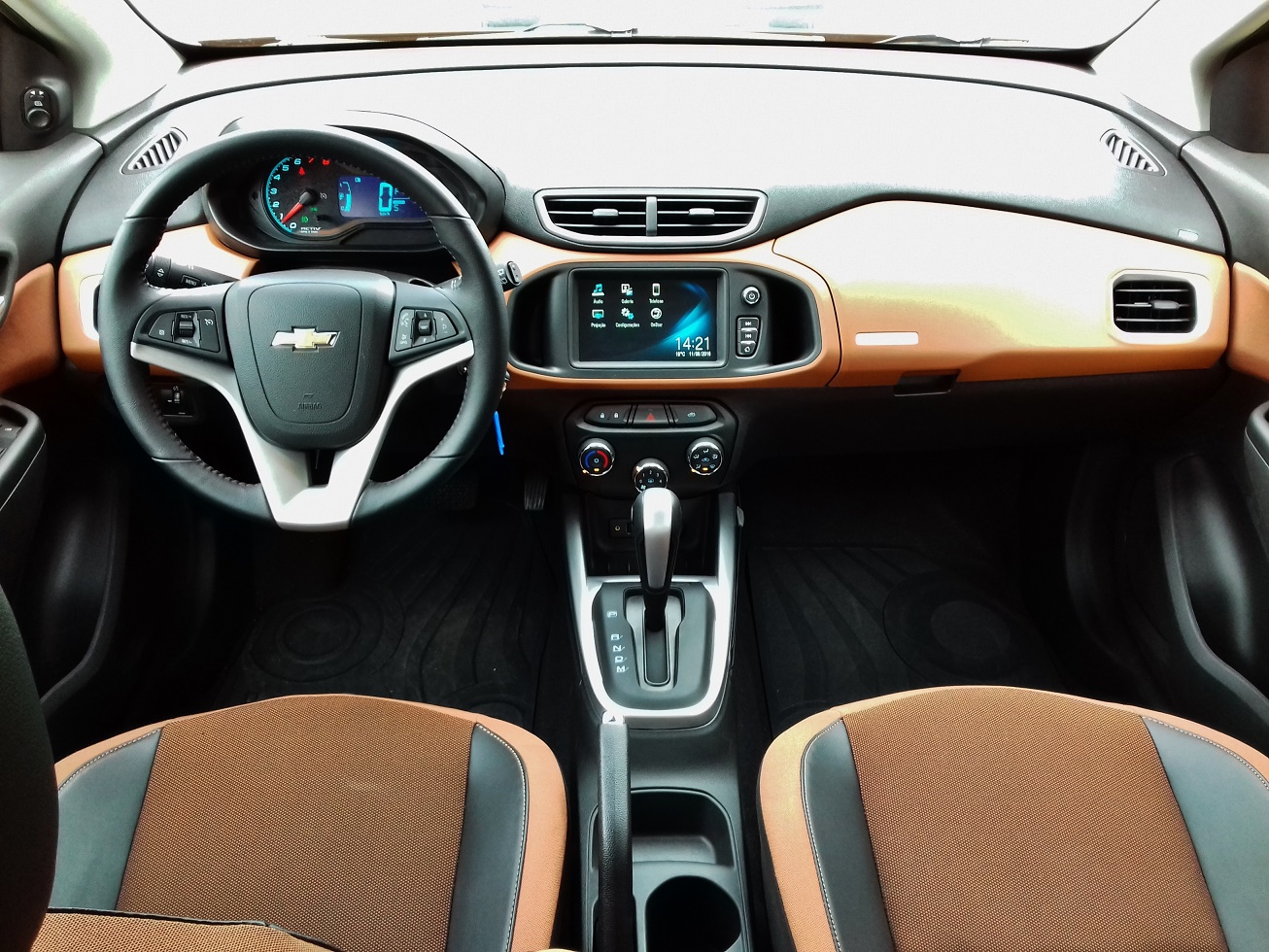 RACIONAUTO: CHEVROLET ONIX ACTIV ENFRENTA RENAULT SANDERO STEPWAY RIP CURL