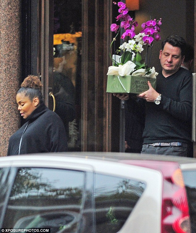 Pregnant Janet Jackson seen buying flowers in London