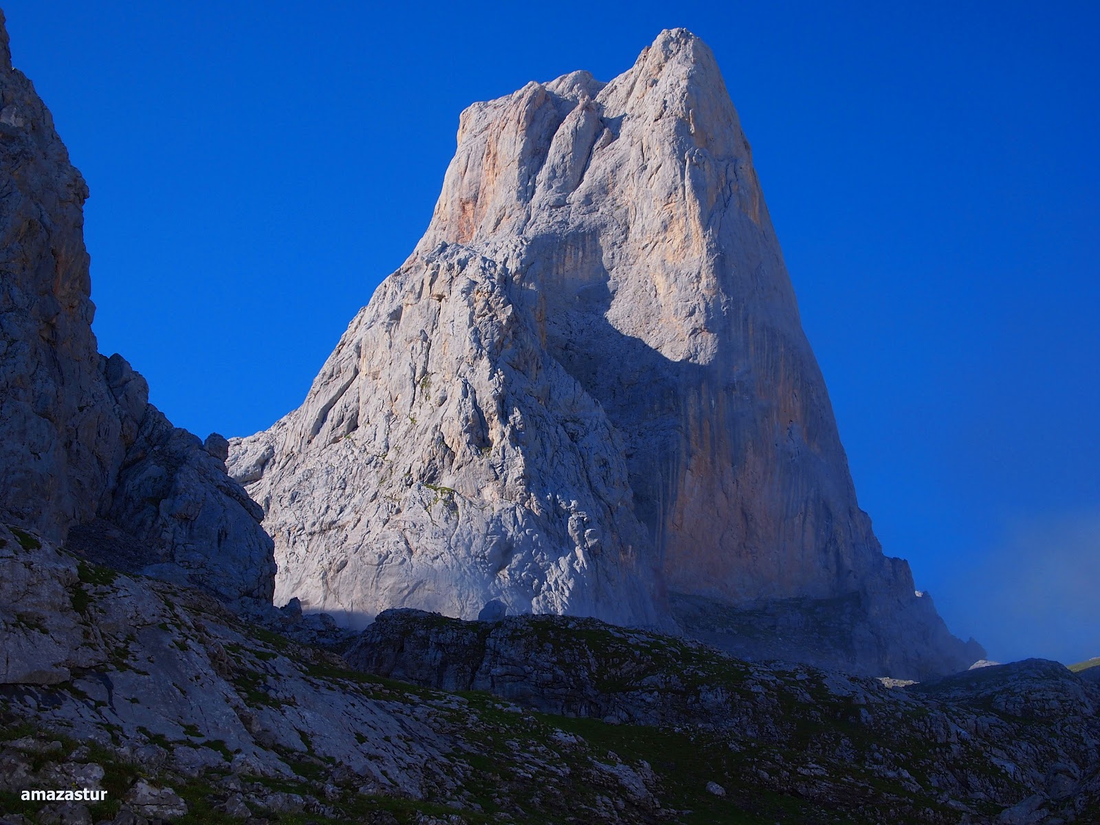 Cumbres de la Cordillera: neverón de urriellu