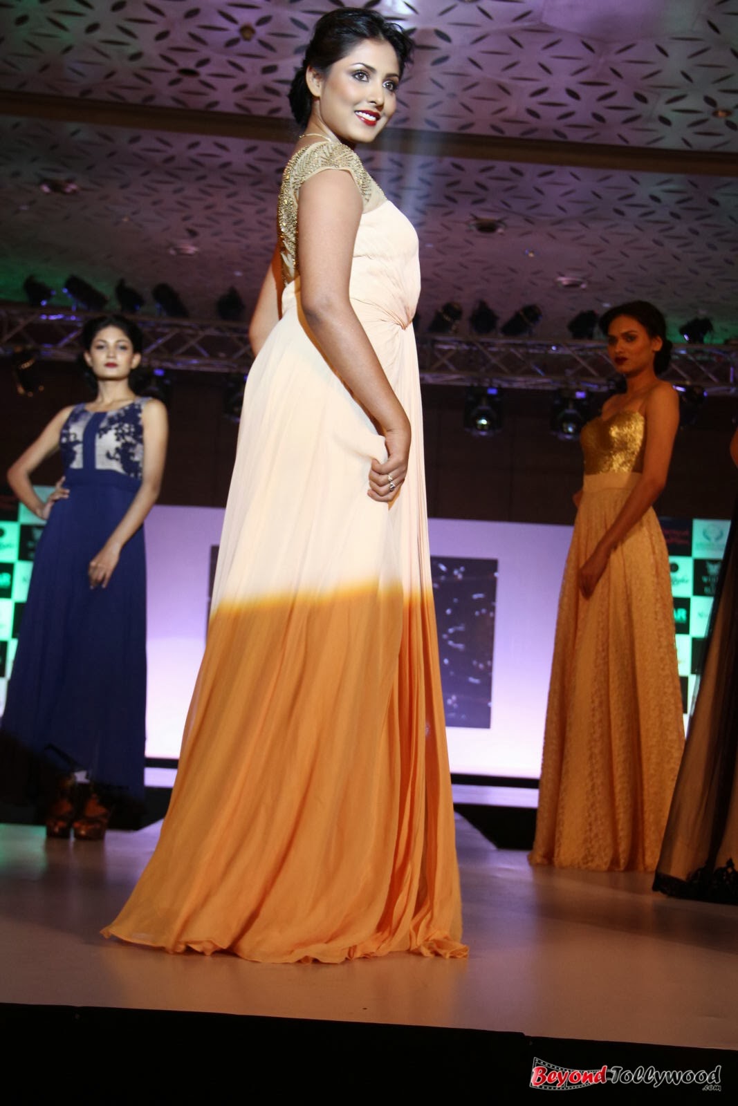 spicyimg: Madhu Shalini New Ramp Walk Stills