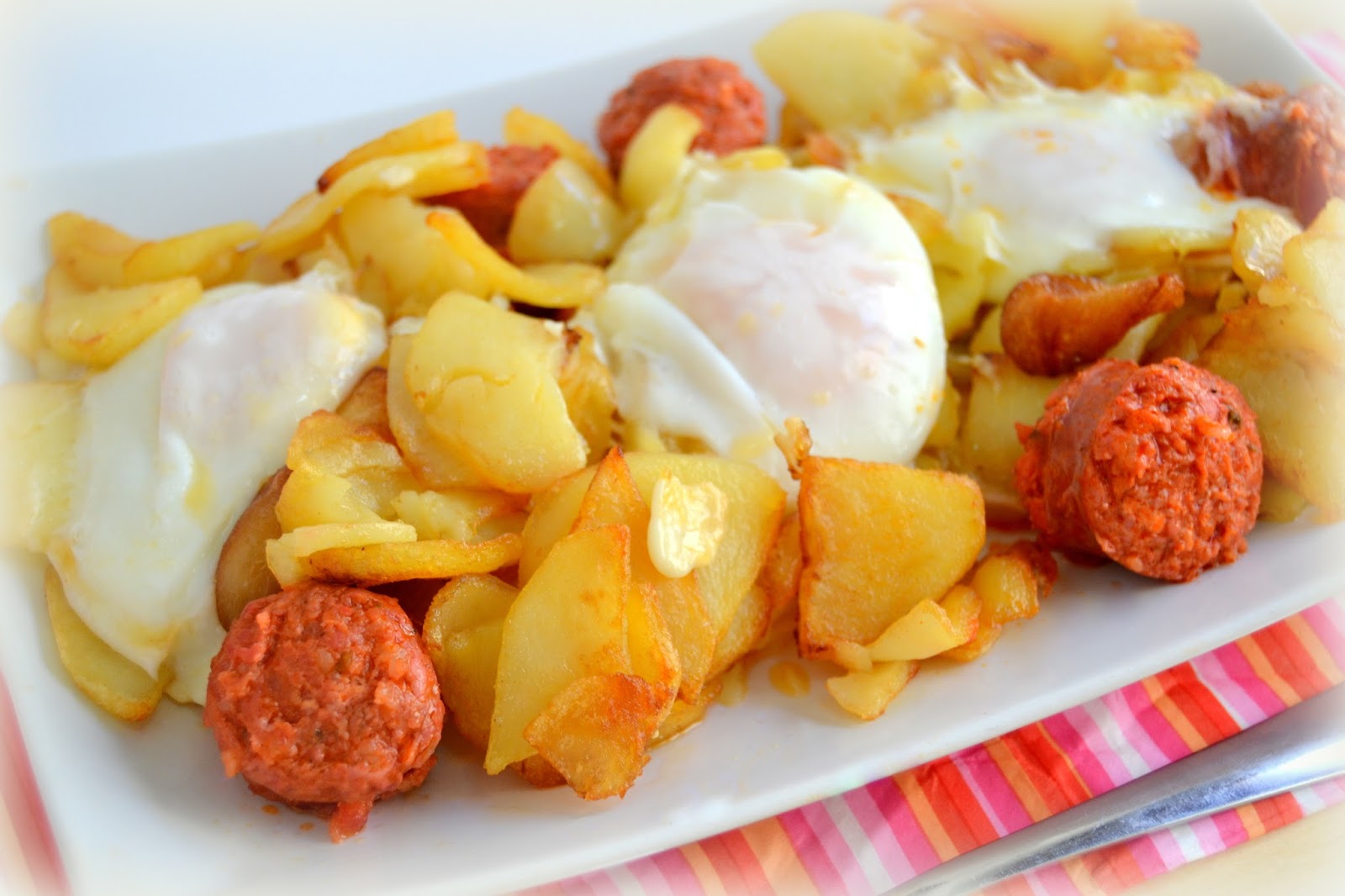 Huevos rotos, papas y chorizo – Blog de ICARBEN