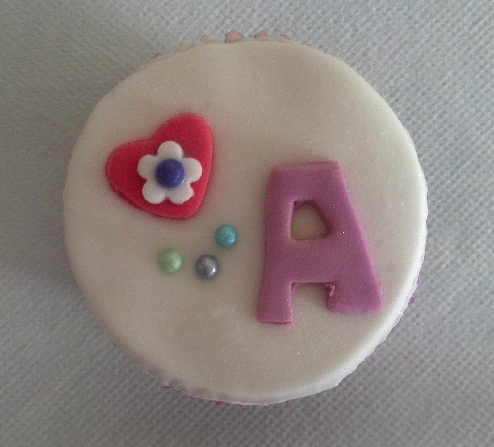 Cupcakes AMOR-diditas: Letras Divertidas y Cupcakes de Chocolate