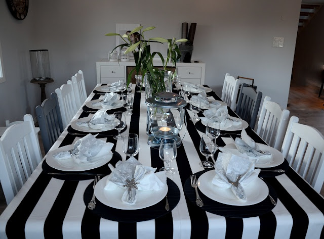 MARTHE EIDAHL: Borddekking i sort og i hvitt