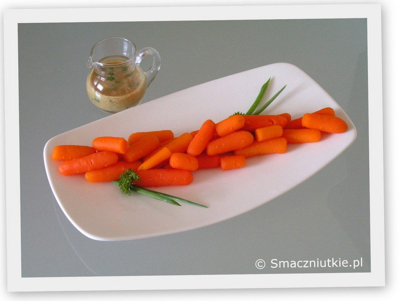 Smaczniutkie.pl: Gotowane mini marchewki z sosem musztardowo-czosnkowym
