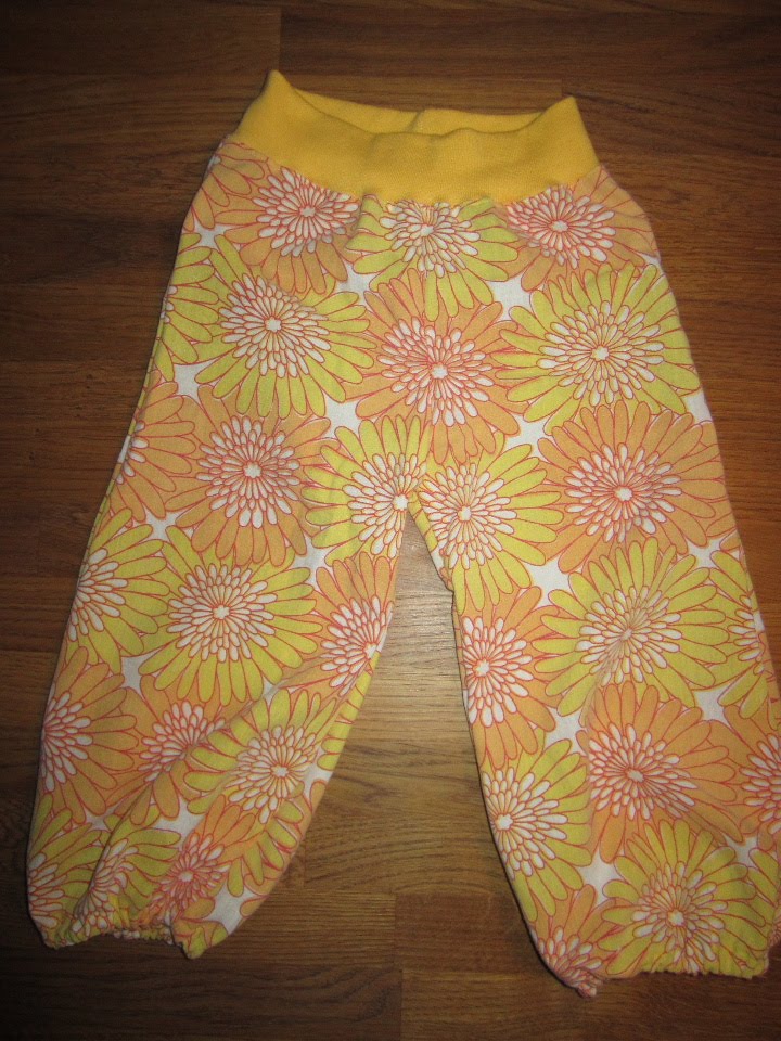 Livet blandt stiletter og mursten: Svampe nederdel og gule retro bukser