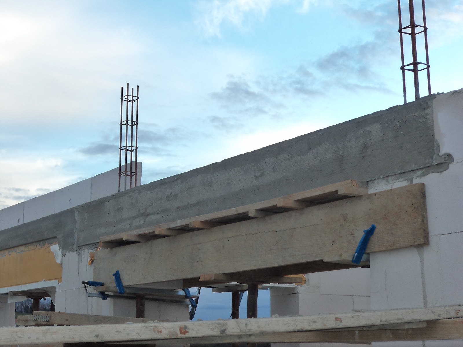 La maison de la plénitude du bonheur: Réalisation de THE Poutre