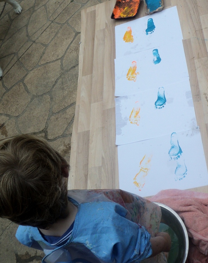 Adventures at home with Mum: Fun Foot Prints