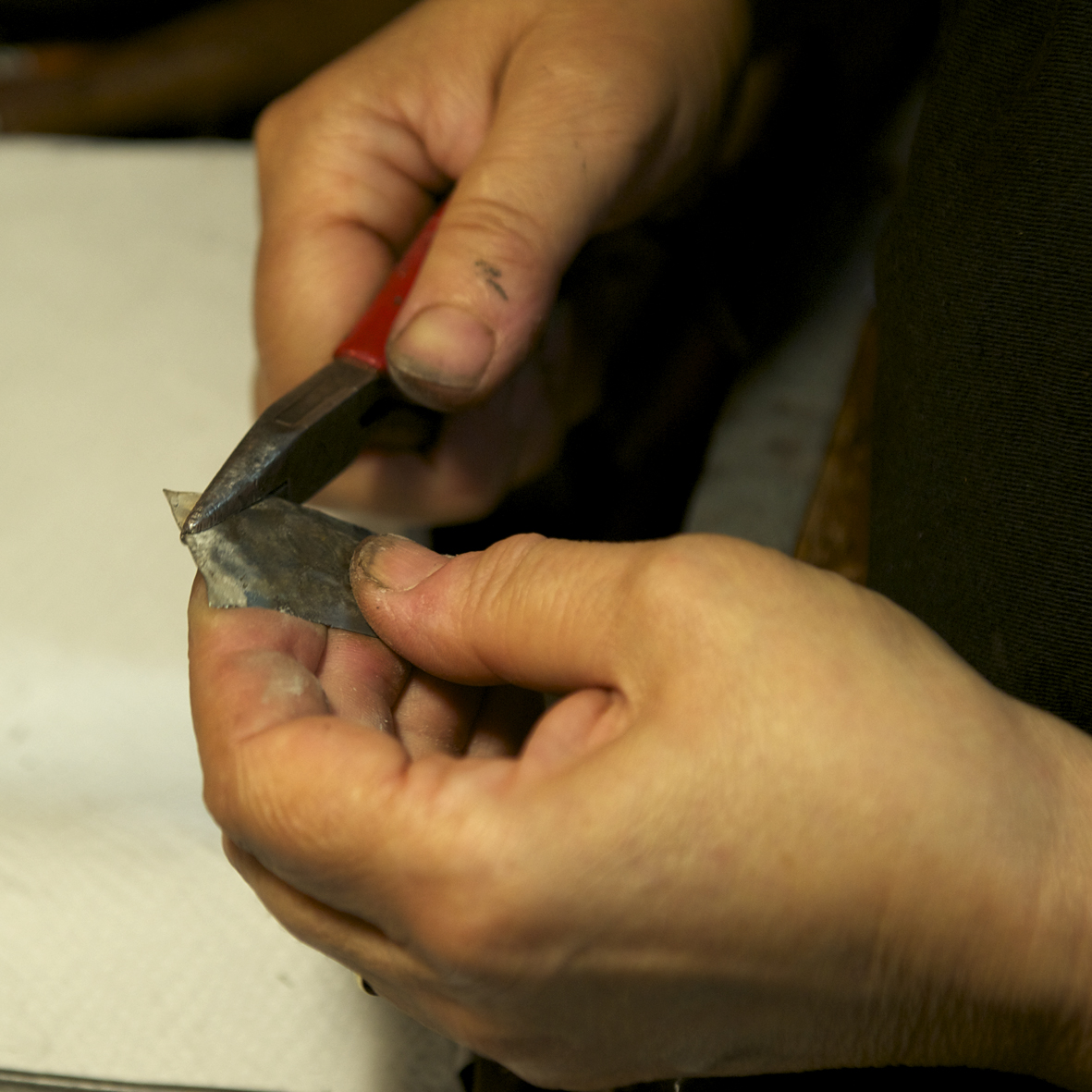 come nascono i gioielli tra racconti e reportage ...: Il cesello ...