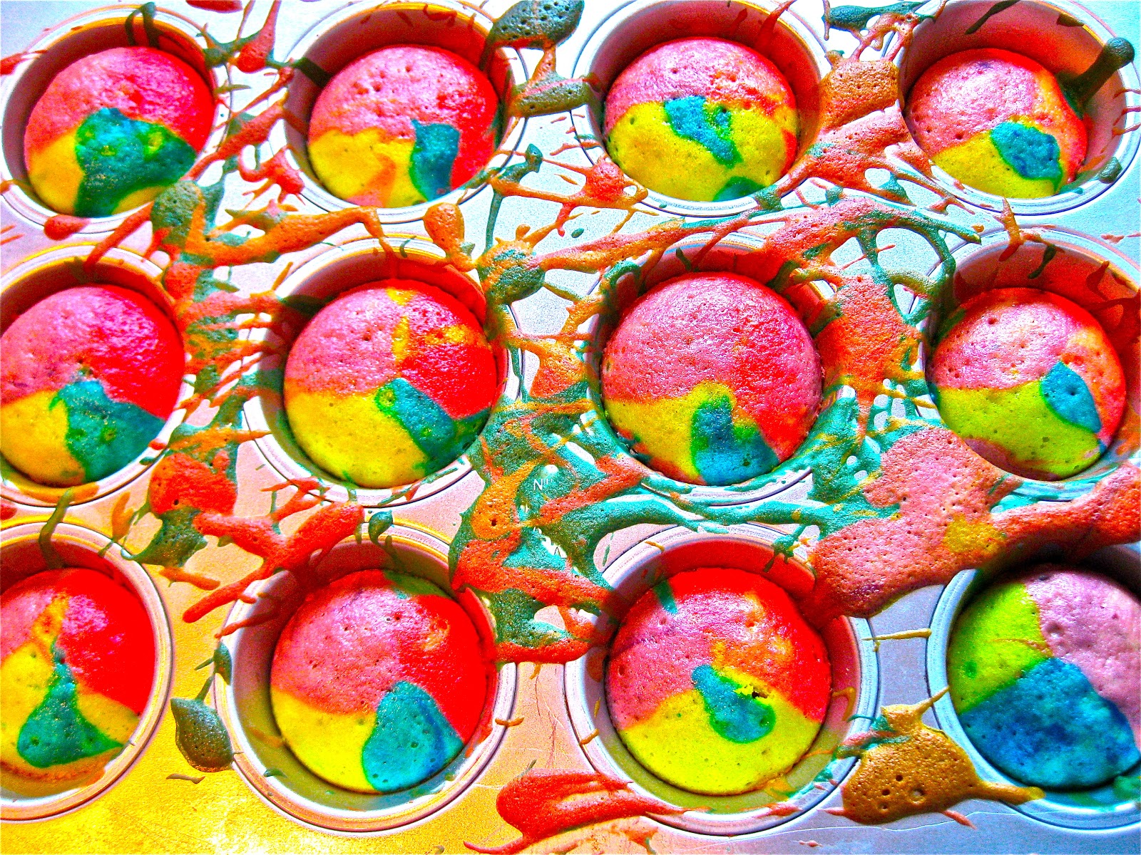 The Home Cooking Kitchen: Rainbow Splattered Cupcakes