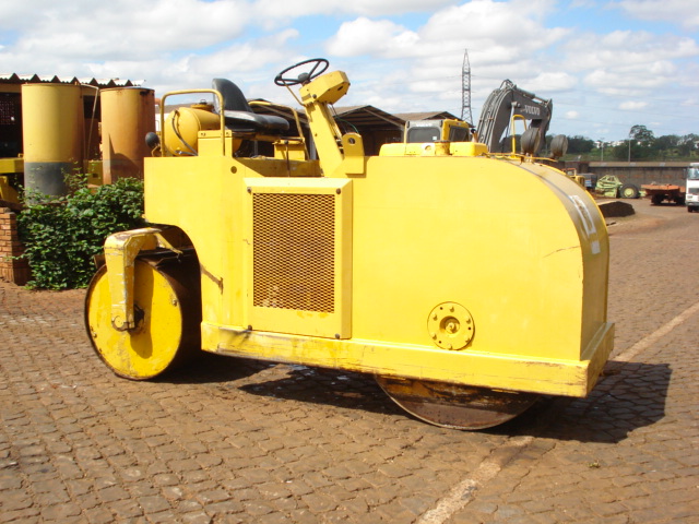 Rolo Compressor - RT 62 Hidrostático: equipamentos para construção civil