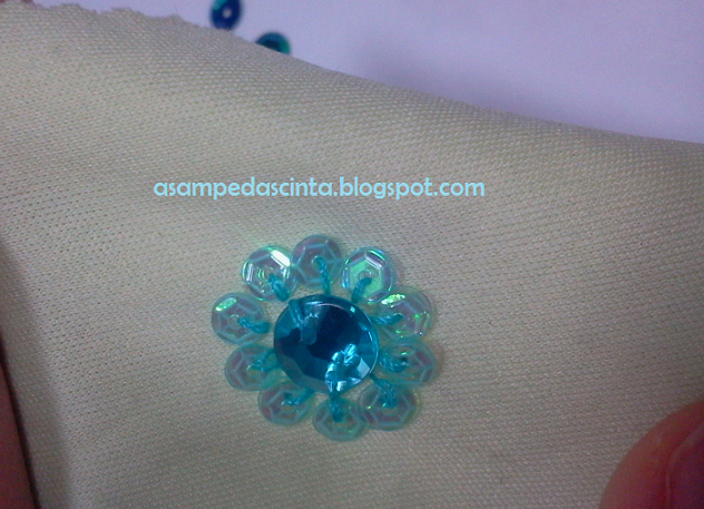 asampedascinta: tutorial jahit bunga manik lily ;)