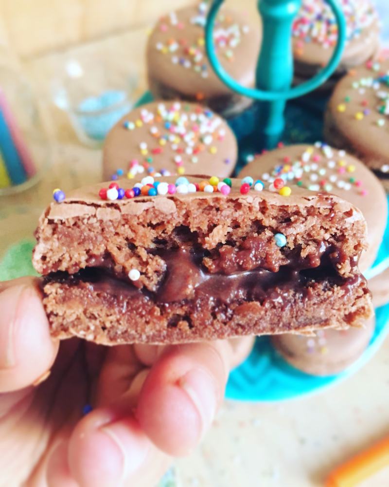 Macarons de chocolate con sprinkles: Mega tutorial - Delirios de Cocina