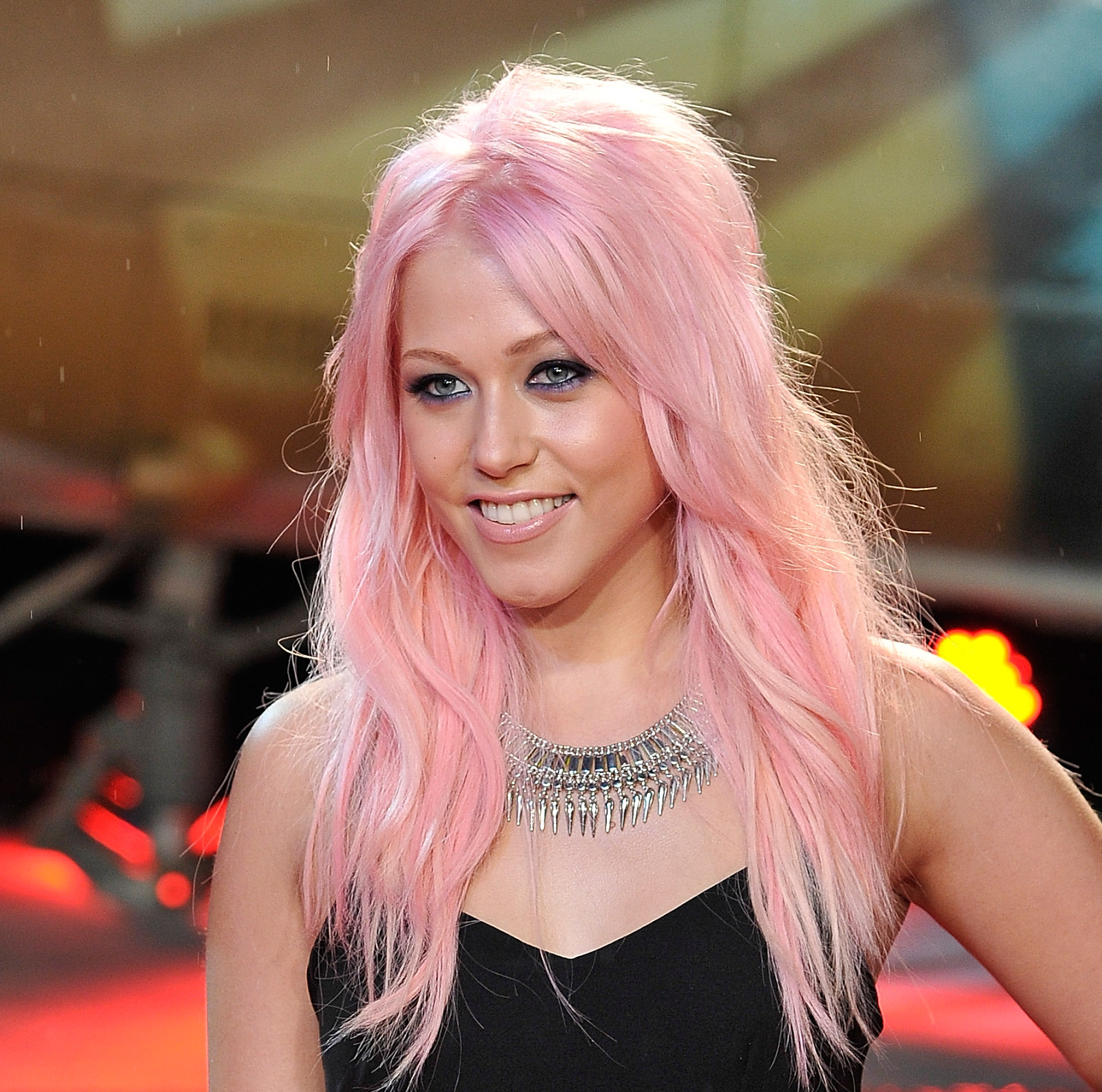 Sian's A2 Media Blog: Pop Artist Research: Amelia Lily
