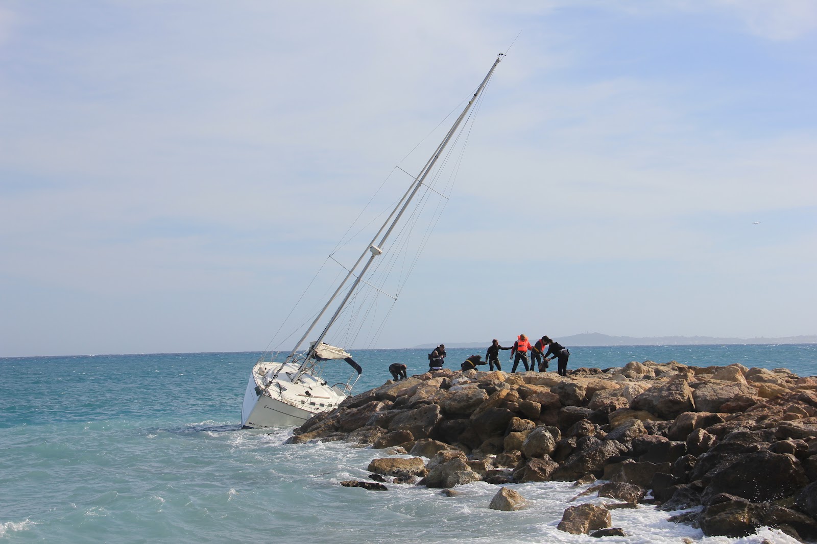 Photomania: Sailing boat on the rocks