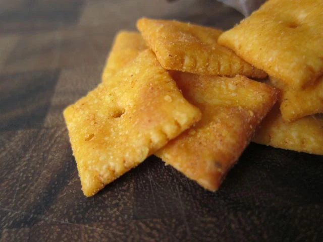Review: Buffalo Wing Cheez-It Crackers | Brand Eating. Your Daily Fast ...