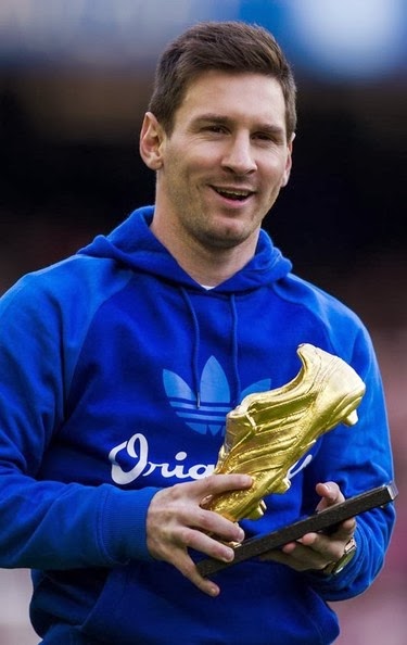 pictures Lionel Messi poses the Golden Boot 2013