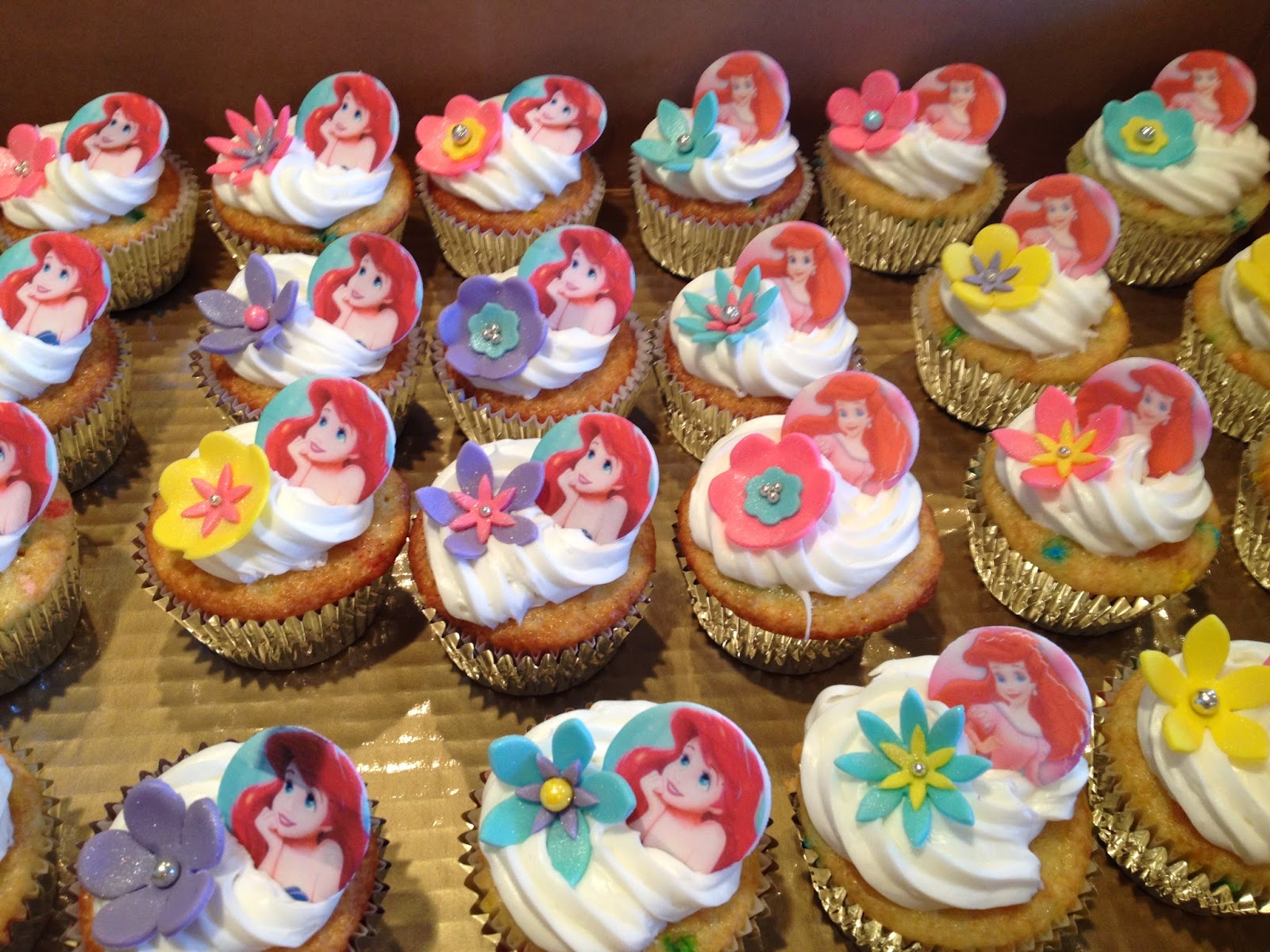 i heart cakes: White/Pink flower cake & cupcakes