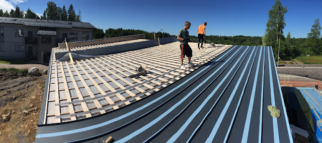 Timpurille talo -Rakennusblogi: Peltikaton asennus