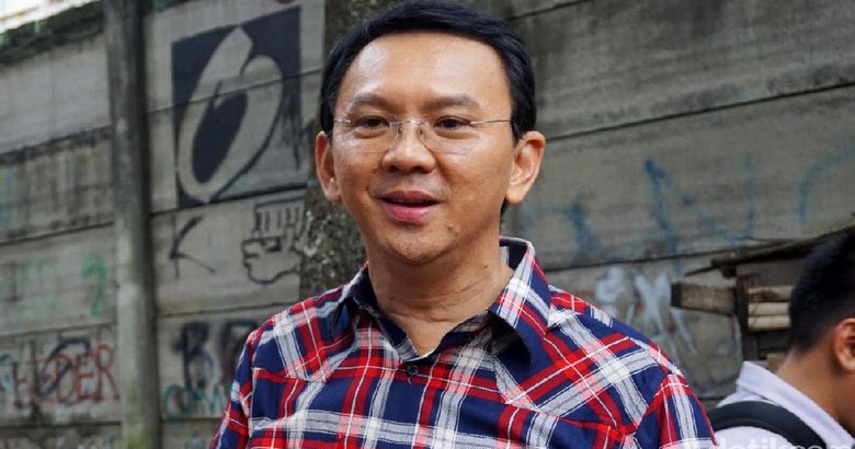 Di FITNAH Lagi Kali Ini Soal Pakai SEPATU Ketika ZIARAH ke MAKAM Ibu ...