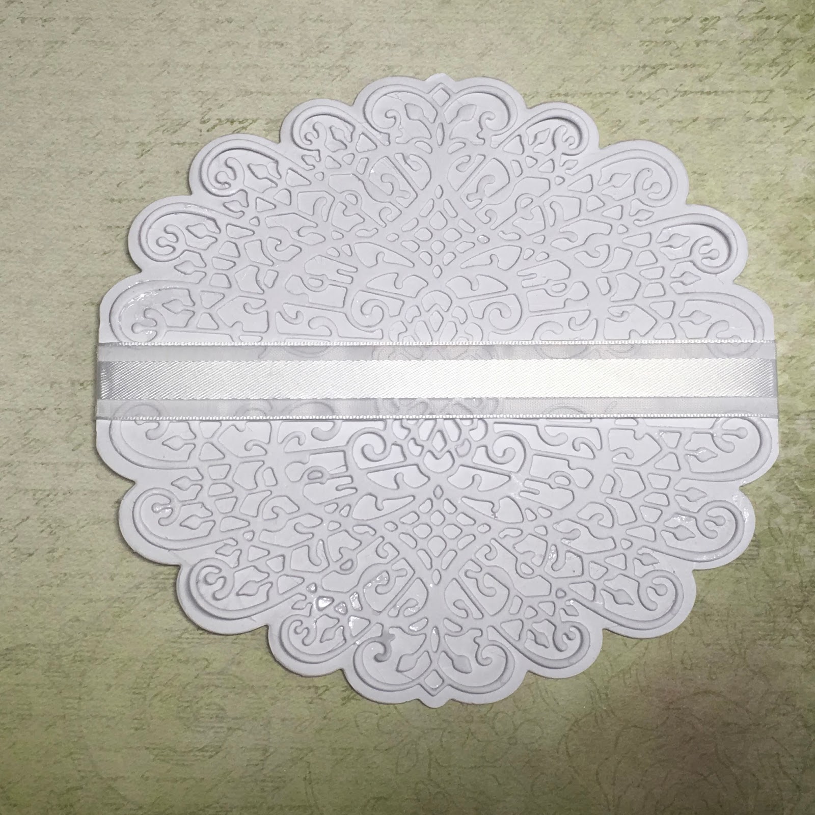 Verity Cards: Make a shaped card with the Arch Medallion die