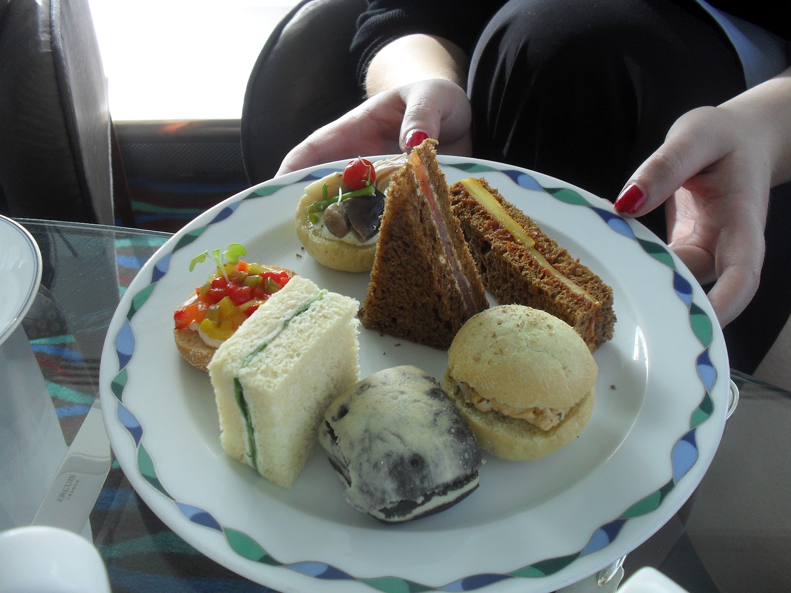 Kate and Chelsie: Afternoon Tea At The 7* Burj Al Arab, Dubai