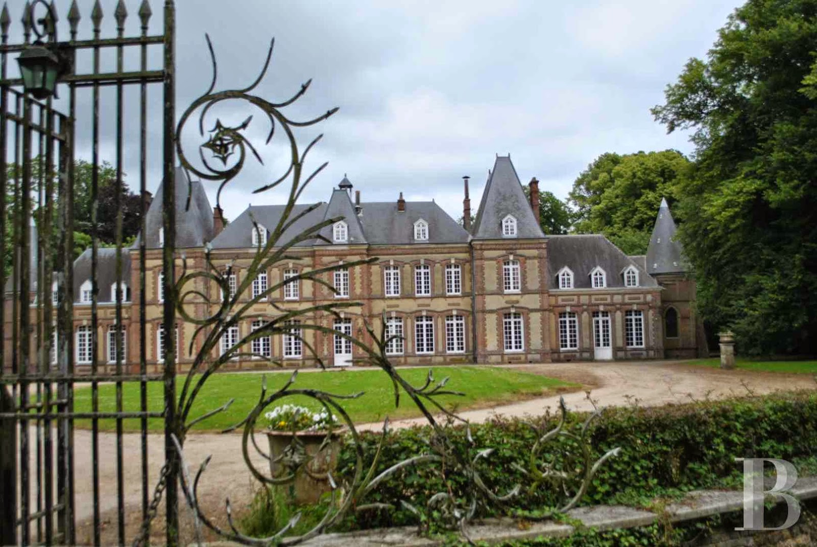 An impressive, 19th century chateau and its 115 ha of forest in Upper ...