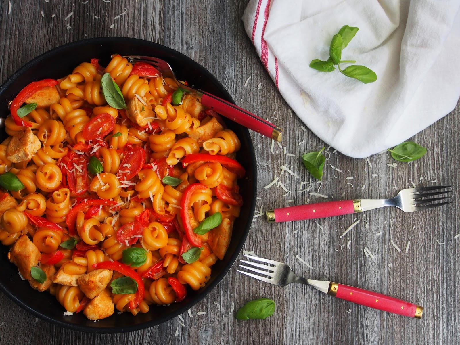 One Pot Pasta eli yhden pannun broilerpasta — Peggyn pieni punainen keittio