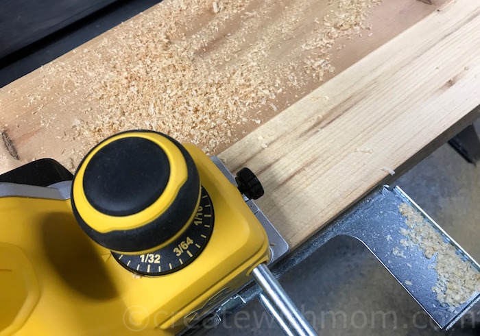 Create With Mom: The Dewalt DCP580B 20V Max Brushless Planer #DIY tool