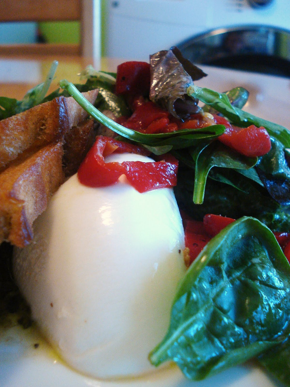 Presque végé: Salade de mozzarella fraîche au pesto et aux poivrons rôtis