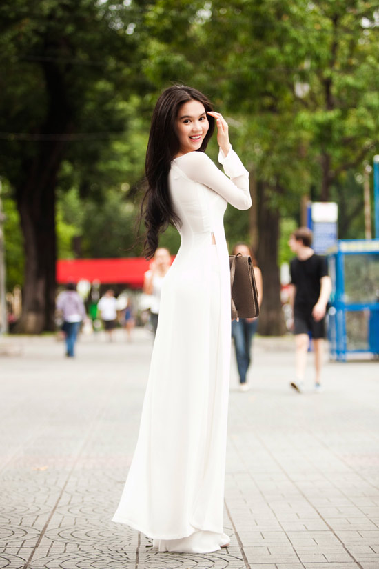 Ngoc Trinh in Traditional Vietnam dress Sexy Girl - Viet Nam Bikini ...