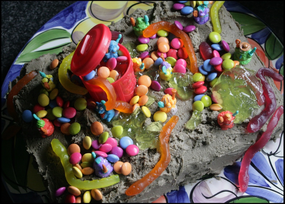 Just this side of chaos...: How to make a Trash pack birthday cake