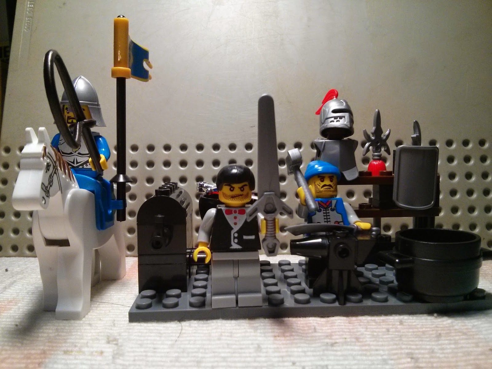 Bootleg Lego: Enlighten : Knights Castle Blacksmith #1013