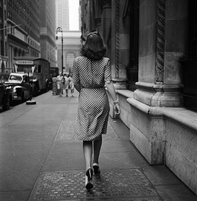 100 Stunning Vintage Photos That Capture Women From Behind Over the ...