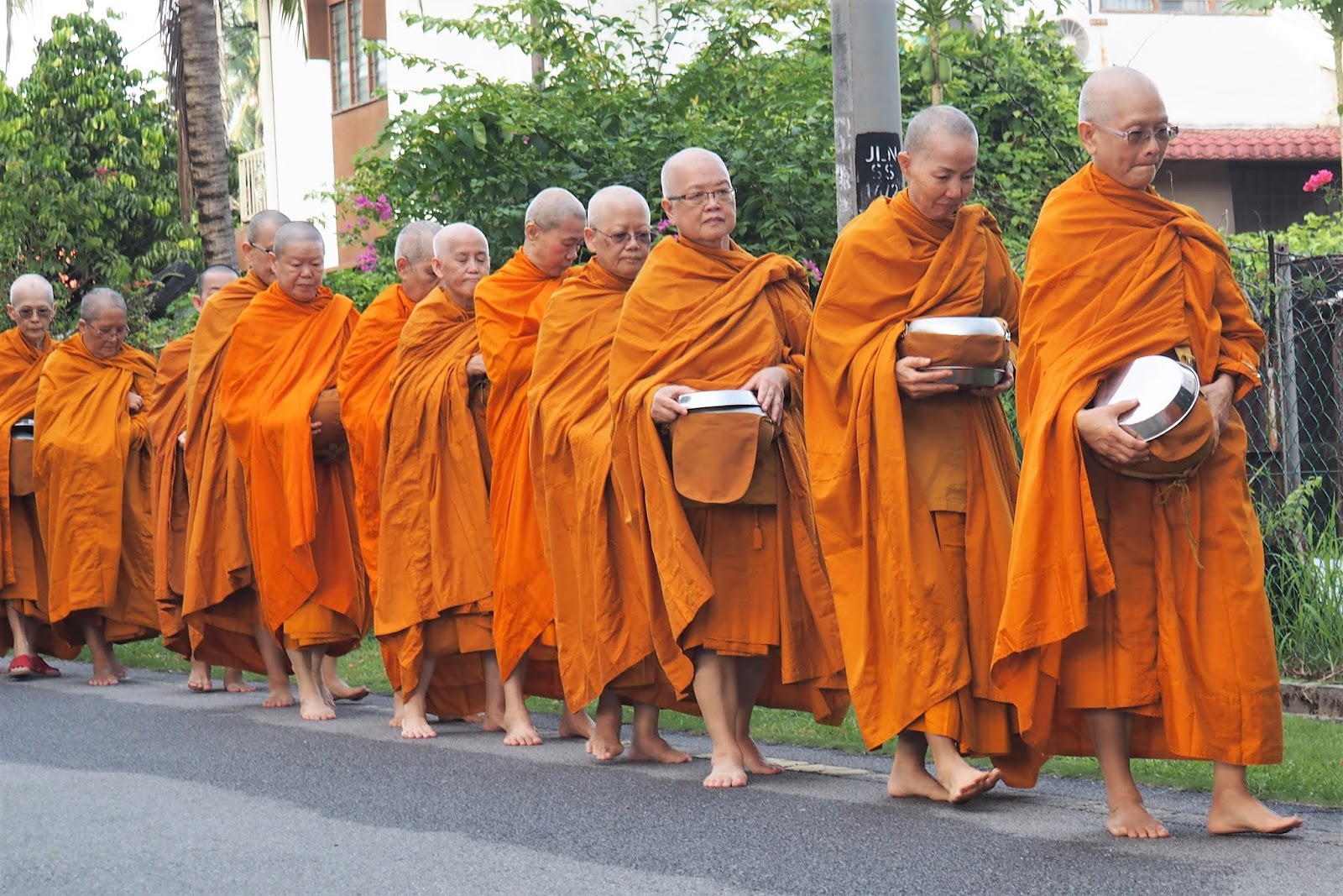 My 14 days as Theravada Buddhist Nun: Day 14 - Pindapata (Offering of ...