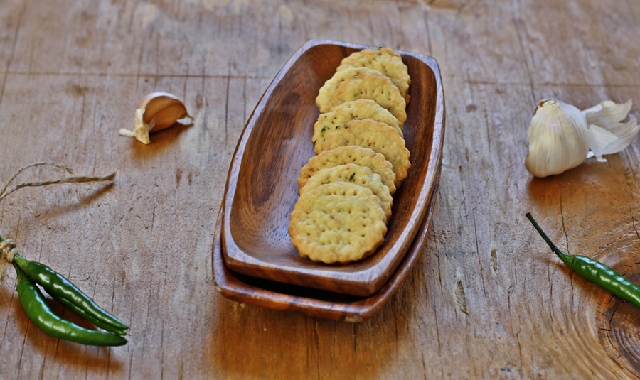 Versatile Vegetarian Kitchen: Chilli Garlic Crackers