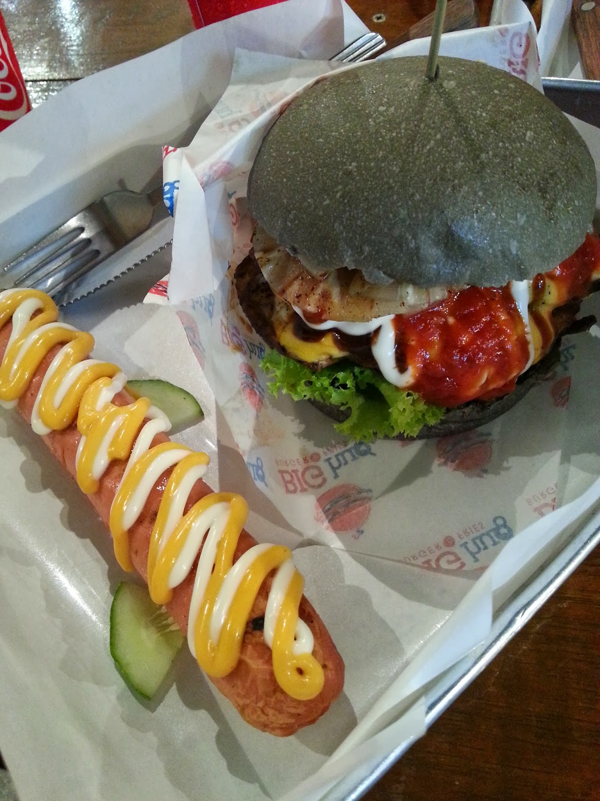 freak.froyo.flare: big hug burger @ ss15