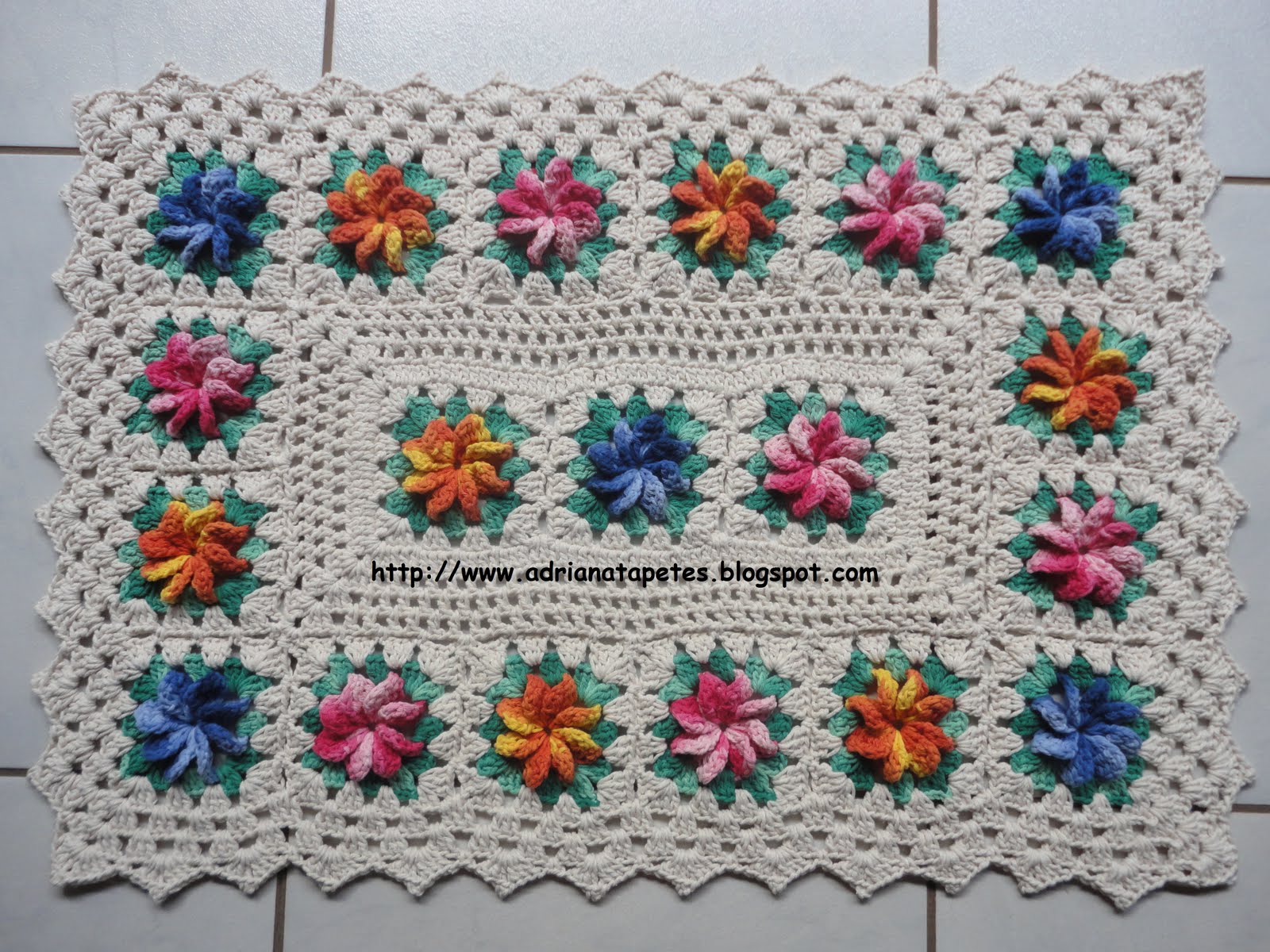 Tapetes de Crochê: Tapete Retangular com Flores em volta coloridas Tp36