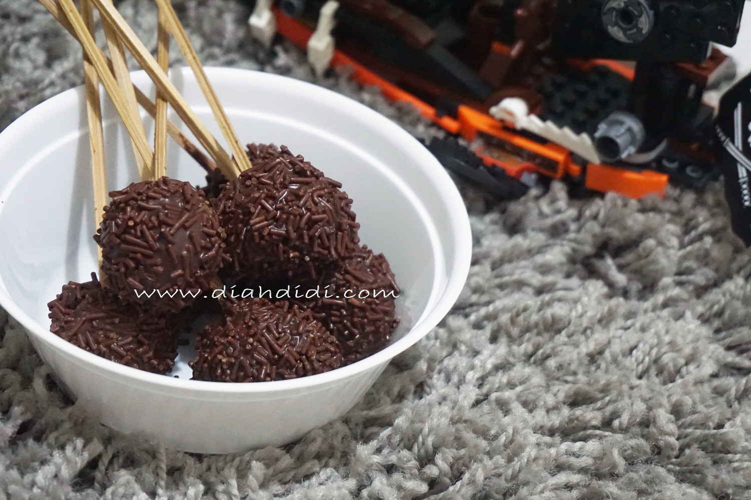 Diah Didi's Kitchen: Oreo Choco Balls