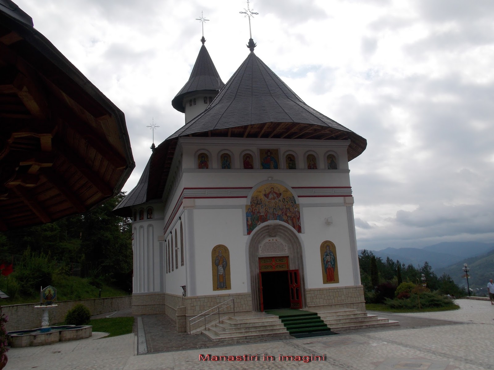 Mănăstiri în imagini: august 2016