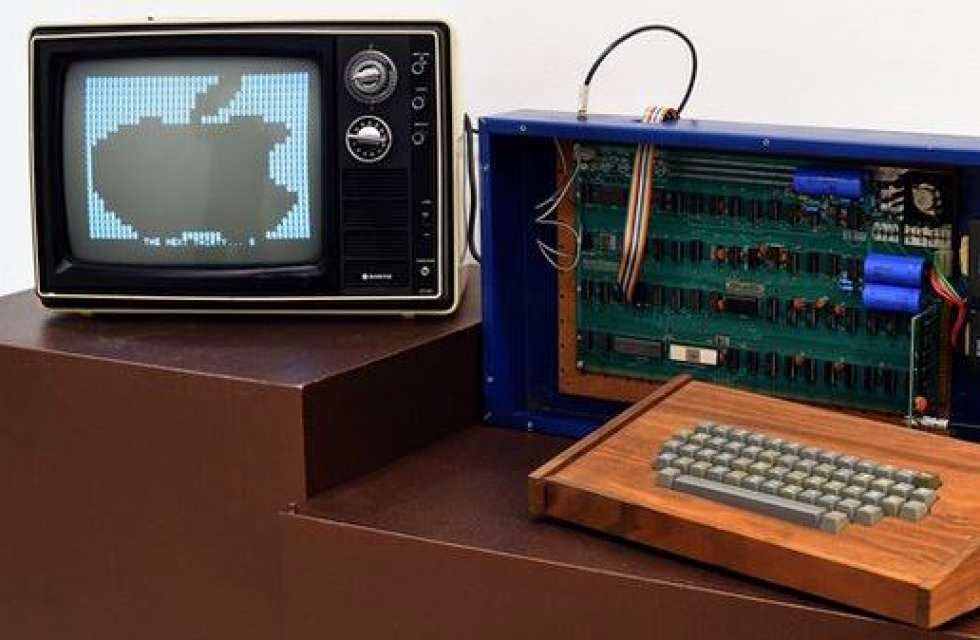APPLE: The Last Of The Hand-Built Vintage Computer Sells For £230,000 ...