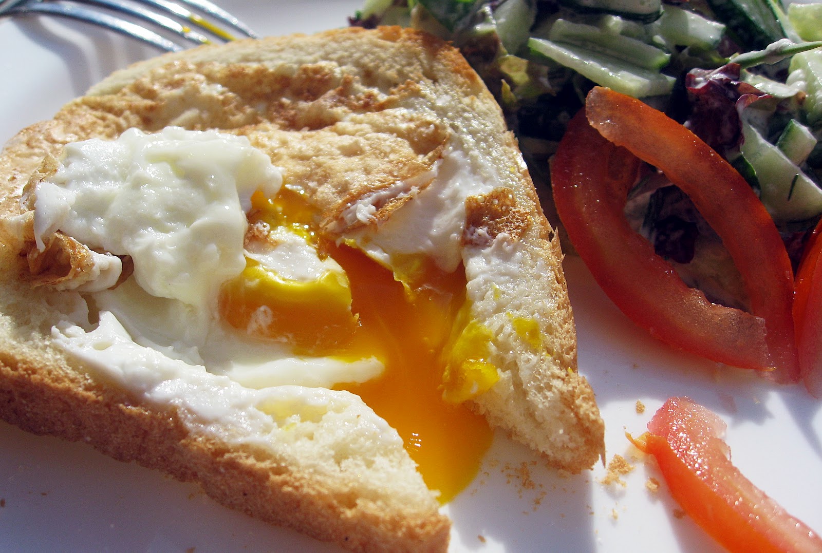 Lengvai ir skaniai: KIAUŠINIS DUONOJE SU ŽALIOMIS SALOTOMIS